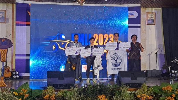 TIM YACARANDA UGM, MERAIH JUARA UMUM PADA KOMPETISI MOBIL LISTRIK ...